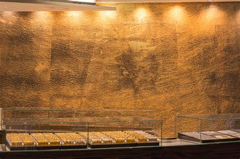 골드 보석 다이아몬드 반지와 팔찌 럭셔리 소매 상점 창 디스플레이와 디스플레이 게 보석 개인 장식품에 대한 스톡 사진 및 기타 이미지 보석 개인 장식품 상점 0명