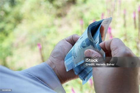 Konsep Menghitung Uang Kertas 50000 Rupiah Secara Manual Foto Stok