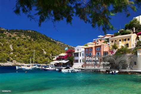 아소스 마을의 바다 앞 거리 그리스의 다채로운 주택과 청록색 이오니아 해의 바다 물에서 볼 수 있습니다 세팔로니아 그리스 유럽에서 유명하고 매우 인기있는 여행목적지의 여름