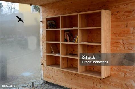 버스 정류장의 나무 건설 책과 잡지를 보관하기위한 벤치와 선반이있는 정자 퍼골라의 피난처 벽에는 투명한 유리와 나무 판자가 줄지어 있습니다 마시는 새끼 0명에 대한 스톡