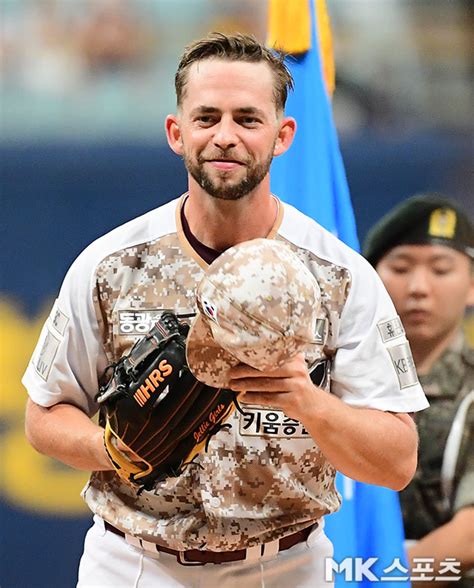 Kbo 데뷔전 갖는 맥키니 ‘모자 벗고 한국식 인사 Mk포토 매일경제