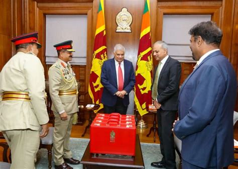 එළිසබෙත් රැජින භාවිත කළ ආකාරයේ රතු පෙට්ටියක් ජනපතිට අවශ්‍ය වුණේ ඇයි Bbc News සිංහල
