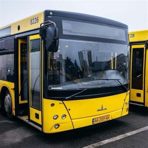 Зупинка громадського транспорту у Києві під час тривог кияни підтримали сьому петицію до влади