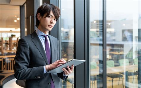 「眉目秀麗」とはどんな意味？「容姿端麗」とは違う？読み方や類語、英語表現を解説 Oggi Jp