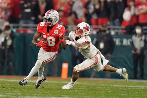 Download College Football Action Catch Attempt Wallpaper