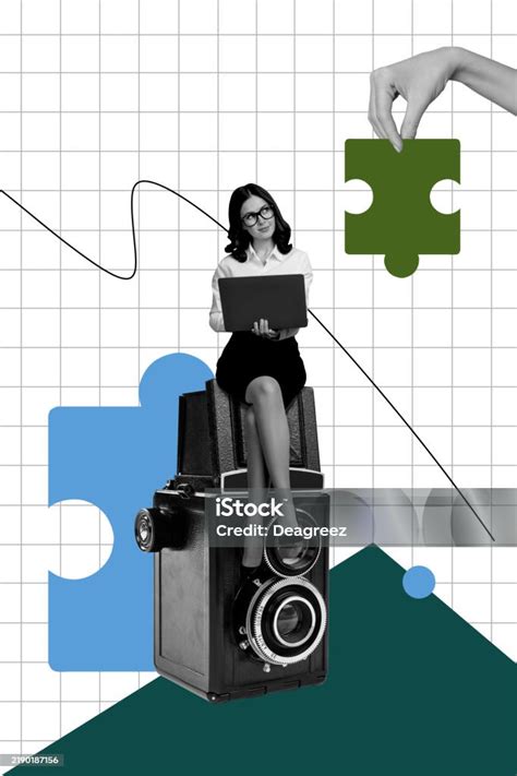 복합 트렌드 아트 워크 스케치 이미지 3d 사진 콜라주 젊은 아가씨 미니어처 앉기 거대한 사진 카메라 퍼즐 해결 스마트 영리한 노트북 20 24세에 대한 스톡 사진 및 기타