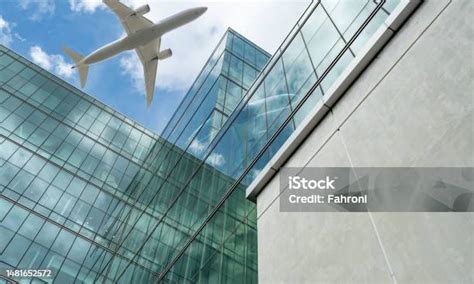 현대 사무실 건물 위를 비행하는 비행기 초고층 빌딩 녹색 유리 건물의 외부 외관 출장 투명한 유리창에 반사 항공 사업 항공 물류 화물 비행기 0명에 대한 스톡 사진 및 기타