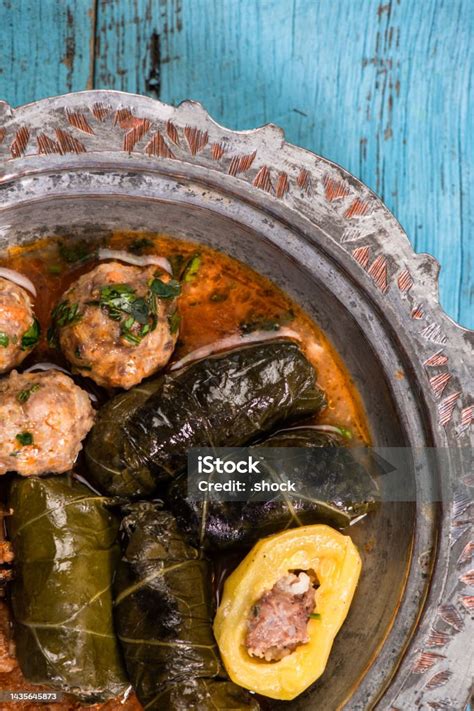 이드 무바라크 전통 라마단 이프타르 저녁 식사 나무 파란색 배경에 정통 소박한 요리에 맛있는 음식을 모았습니다 터키 보스니아 음식 고기 케밥 피타 사르마 클레페 소간 돌마