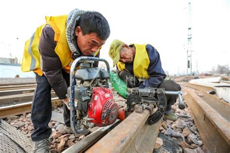 郑州新年首日铁路枢纽升级施工 人民图片网