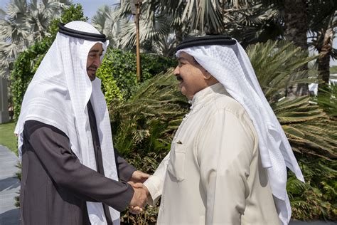 محمد بن زايد وحمد بن عيسى دفع مسار السلام لتحقيق الاستقرار صحيفة الخليج