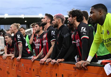 Ac Milan Players And Coach Confronted By Curva Sud After Loss To Spezia