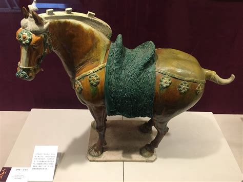 展品赏析三彩釉陶三花鞍马