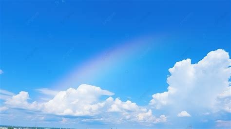 숨막히는 푸른 하늘에 장엄한 폭풍우 구름 사이로 생생한 무지개 봉우리가 솟아오릅니다 맑은 하늘 태양 하늘 하늘빛 배경 일러스트 및 사진 무료 다운로드 Pngtree