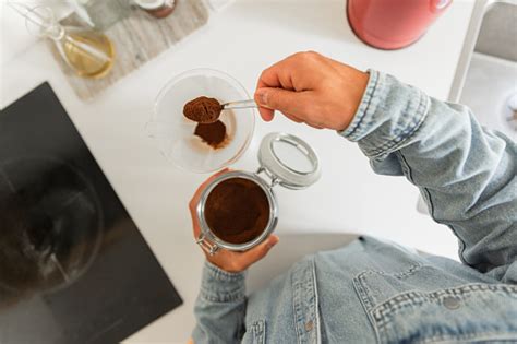 부엌에서 커피 메이커와 물방울 주전자를 사용하여 커피를 준비하는 젊은 남자 출근 전 아침 루틴 30 34세에 대한 스톡 사진 및