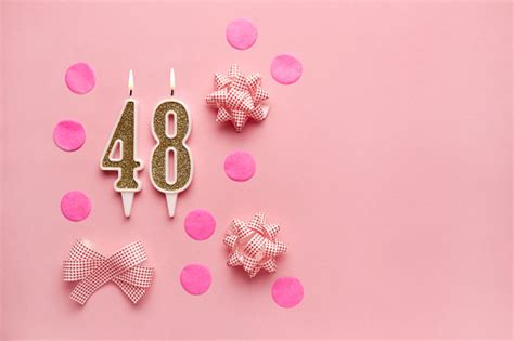 축제 장식이 있는 파스텔 핑크 배경에 48번 생일 축하 촛불 생일 기념일 중요한 날짜 휴일을 축하하는 개념입니다 복사 공간 기치 1위에 대한 스톡 사진 및 기타 이미지