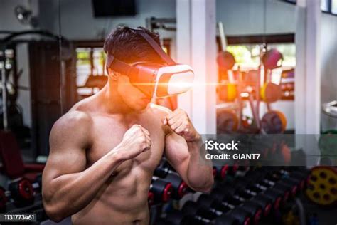 체육관 개념에서 운동 아시아 남자 근육 재생 Vr 기계 체육관에서 유리의 앞에 서 있다 스포츠 기술 개념입니다 근육에 대한 스톡 사진 및 기타 이미지 Istock