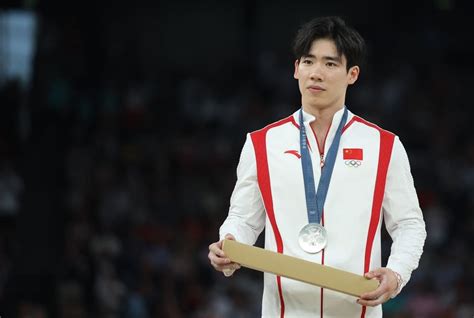（巴黎奧運）中國選手張博恆、肖若騰奪體操男子個人全能銀牌及銅牌 內地 香港中通社