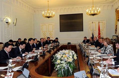 习近平会见圣彼得堡市长马特维延科
