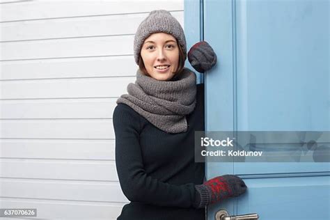 모자를 쓴 소녀와 장갑을 낀 소녀는 문 근처에 머물러 있습니다 문에 대한 스톡 사진 및 기타 이미지 문 방한 의류 집 내부 Istock