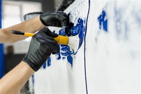 자동차 디테일링 서비스에서 거품이 있는 차체의 손 브러시 세척 세차 작업자가 차체를 세차합니다 25 29세에 대한 스톡 사진 및 기타 이미지 Istock