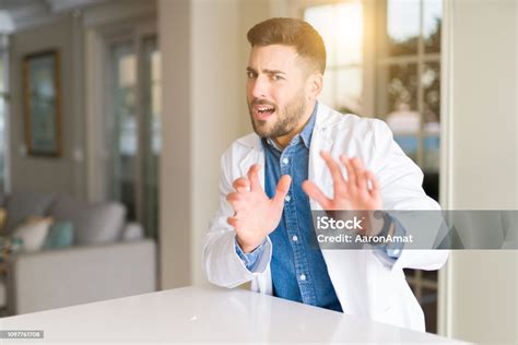 병원에서 젊은 잘생긴 의사 남자 혐오 식 불쾌 하 고 두려워 하기 때문에 역 겨 운 얼굴을 하 고 혐오 반응 손으로 발생합니다 성가신 개념입니다 가정 생활에 대한 스톡 사진