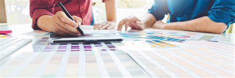 두 개의 그래픽 디자이너 브레인스토밍 회 및 직장에서 그래픽 태블릿에 그리기 그래픽 디자이너에 대한 스톡 사진 및 기타 이미지 그래픽 디자이너 그래픽 디자인 스튜디오