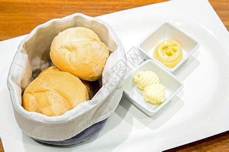晚饭卷脆皮小麦午餐面包面粉早餐美食白色桌子篮子高清图片下载 正版图片321911971 摄图网