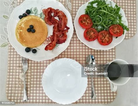 아침 식사 접시 준비 베이컨 팬케이크 블루베리 토마토 블랙 커피와 Vegatable 빈 접시 그리고 기구 테이블에 손쉽게 이용 가능입니다 웃옷에 대한 스톡 사진 및 기타
