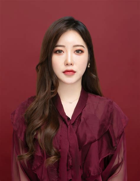 Uipr 스튜디오 느낌 있는 컬러증명사진 강한느낌에 묘한 매력이 잘 어울려서 넘 이쁘네요 영화