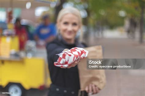 여성 고객 핫도그 공급 업체 스트리트 길거리 음식 서 Bratwurst 명 곡 서 부 콜로라도 포함 한 가루로 빻은에 대한 스톡 사진 및 기타 이미지 Istock