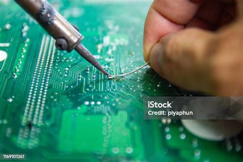 기술자가 컴퓨터 회로 기판의 전자 를 수리하기 위해 납땜 인두를 사용하고 있습니다 Cpu에 대한 스톡 사진 및 기타 이미지 Cpu Stem 주제 개념 Istock