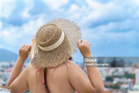 과체중 젊은 여성 오렌지 수영복과 밀짚 해변 태양 모자 수영장에서 휴식을 취하는 해피 플러스 사이즈 여성 바디 포지티브 휴가