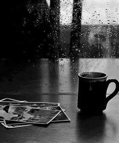 გარეთ ისევ წვიმს