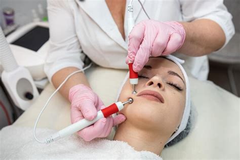 Premium Photo Young Pretty Woman Receiving Facial Performing