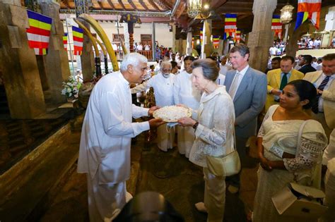 සංචාරයක් සඳහා මහනුවරට පැමිණි ඈන් කුමරිය ශ්‍රී දන්ත ධාතූන් වහන්සේ වැද