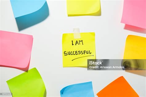 자기 계발을 위한 동기 부여 단어 나는 성공적이다 스티커 메모에 영감을 주는 손글씨 0명에 대한 스톡 사진 및 기타 이미지 0명 가능한 개념 Istock