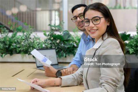 사무실에서 행복한 사업가와 사업가의 웃는 초상화 회의실에서 함께 만나고 브레인스토밍하는 사람들 동료와 함께 일하는 행복한 모습