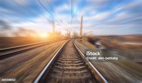 석양에 이동 철도 움직임 흐림 효과와 구름과 화려한 하늘 기차 역 산업 개념 배경입니다 철도 여행 철도 여행 흐린 철도 교통 철도에 대한 스톡 사진 및 기타 이미지 Istock