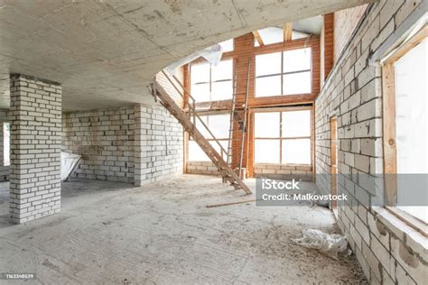 나무 빔 통나무와 벽돌의 결합 된 집 집의 1 층입니다 정비 및 재건 집이나 아파트는 건설 리모델링 개조 복원 중입니다 가정의 방에 대한 스톡 사진 및 기타 이미지 Istock
