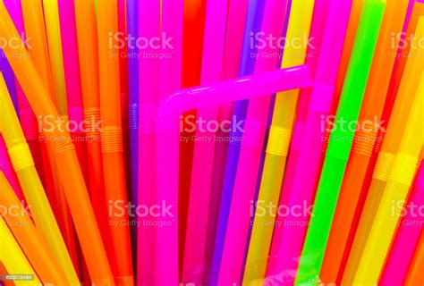 빨 대는 술 꾼의 입에 해당 컨테이너에서 음료를 전송 하기 위한 튜브 낮에 대한 스톡 사진 및 기타 이미지 낮 노랑 디자인 Istock