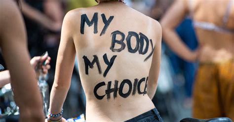 ㅇㅎ 베를린 여성도 수영장서 상의 탈의 가능 양성평등 위해 결정 포텐 터짐 최신순 에펨코리아