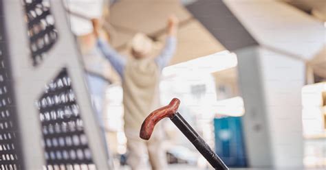 캐주얼한 옷을 입은 노인과 손을 들고 서 있는 모자의 뒷모습 사진 Unsplash의 기쁨 이미지