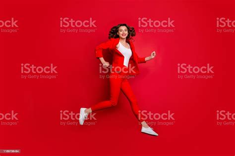 밝은 입술 스틱 빨간색 배경 위에 고립 된 데 실행 하는 쾌활한 여자의 전체 길이 사진 수트에 대한 스톡 사진 및 기타 이미지 수트 달리기 여자 Istock