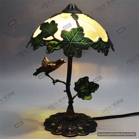 Ai创作图草叶纹托盘书灯 扶桑树形铜灯 3d台灯 铜金属工艺品灯 3d小夜灯 鸟笼创意灯 琉璃台灯 台灯造型艺术台灯 瓷质花鸟灯 鸟笼造型的灯