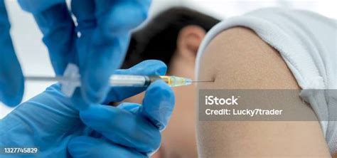 주사기를 들고 의사의 손과 바이러스의 확산을 방지하기 위해 클리닉에서 환자를 예방 접종하려고했다 요법에 대한 스톡 사진 및 기타 이미지 Istock