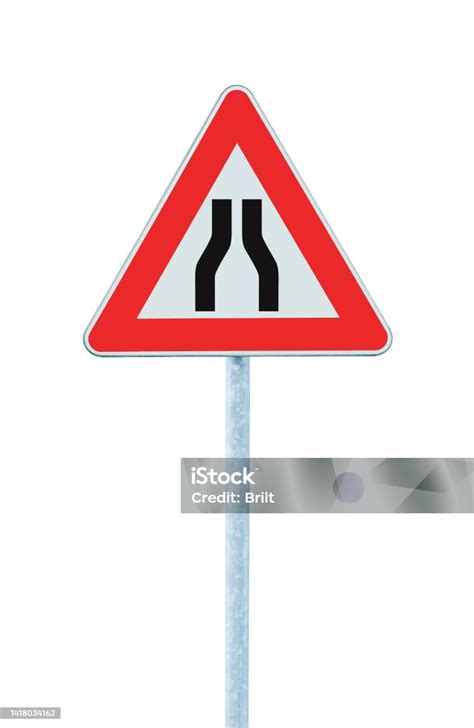 도로 좁게 표지판 빨간색 삼각형 프레임 회색 극 포스트 큰 상세한 고립 된 수직 근접 촬영 흰색 배경 검은색에 대한 스톡 벡터 아트 및 기타 이미지 Istock