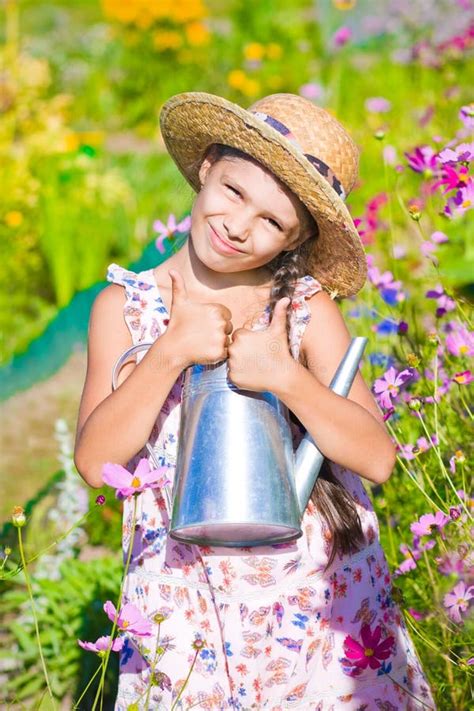 Девушка представляя с чонсервной банкой металла моча показывает большой палец руки вверх