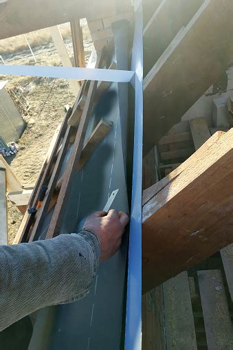 작업자는 지붕 서까래에 접착제 테이프를 붙여 넣은 후 하이드로스코프를 부착합니다 가리기에 대한 스톡 사진 및 기타 이미지 가리기 개념 개발 Istock