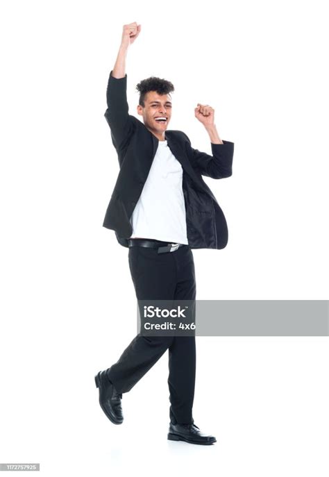 양복을 입고 흰색 배경 앞에서 걷는 2029 세 성인 잘 생긴 사람 키가 큰 사람 곱슬 머리 아프리카 민족아프리카 계 미국인 인종 남성젊은 남자 사업가비즈니스 맨의 전체