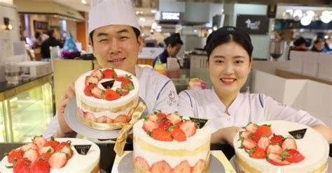 [포토] 롯데百 광주 딸기 듬뿍 케익 인기